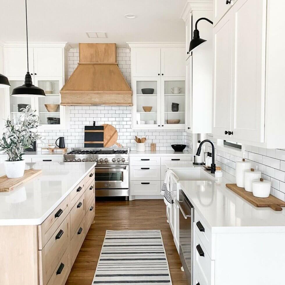 Rustic Outdoor and Indoor Barn Lights Have Become a Farmhouse Staple ...